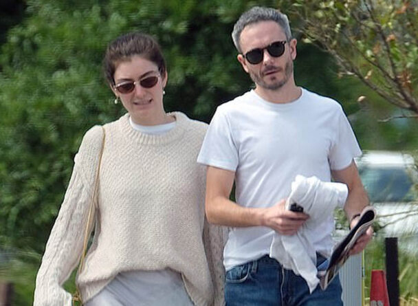 Lorde is seen kissing her 41 years-old-boyfriend in New Zealand