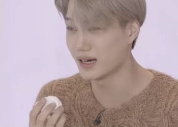 EXO's Kai burst into tears when he read a fan letter