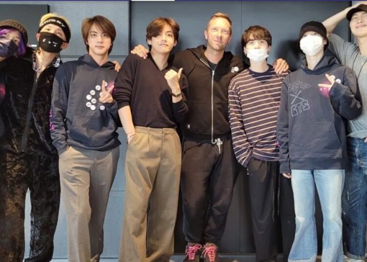 Coldplay takes BTS on video to performance “My Universe”