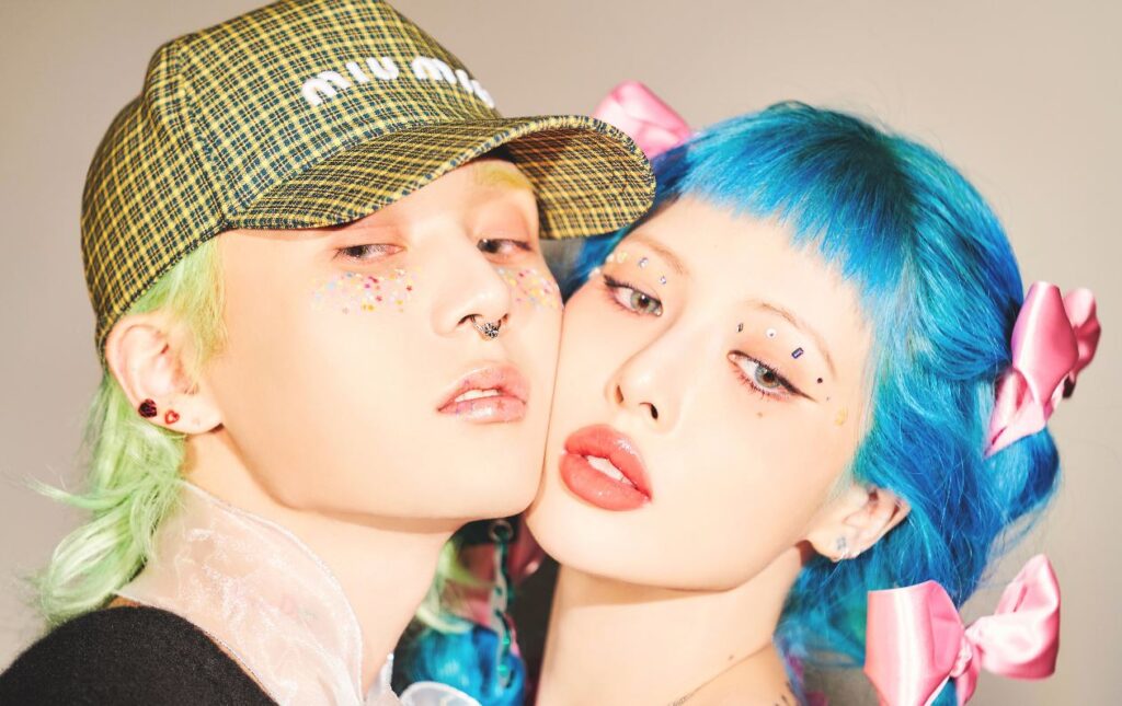 HyunA and DAWN announce their marriage with a photo of their engagement ...