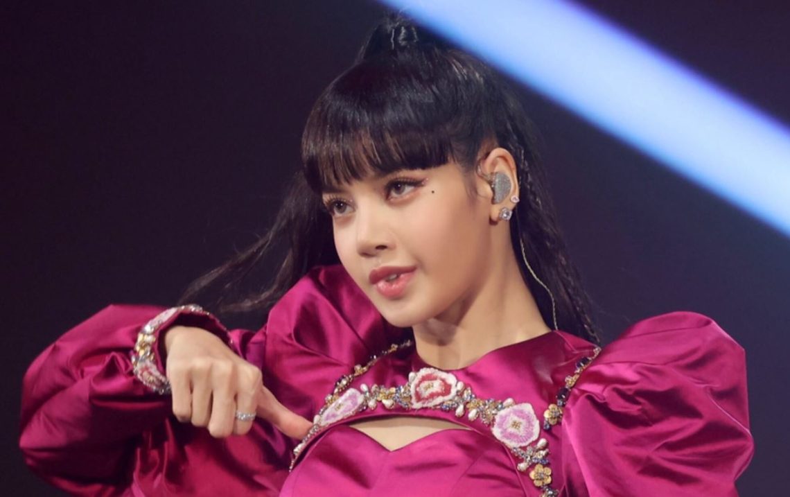 BLACKPINK's Lisa worries fans after appearing bald at concert in the ...