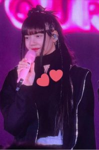 BLACKPINK's Lisa worries fans after appearing bald at concert in the ...
