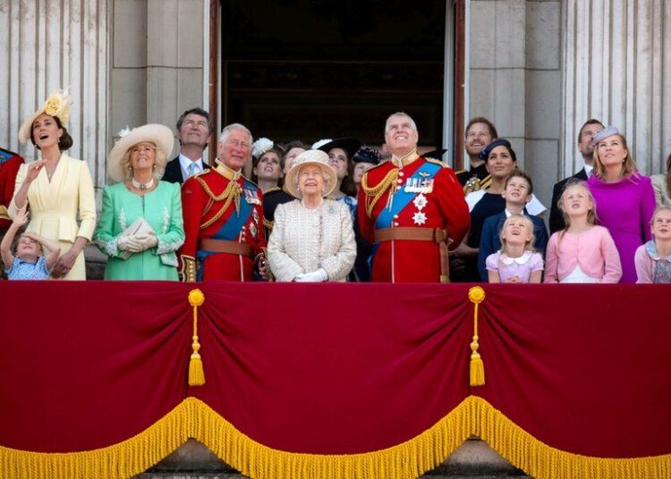 This is how the wealth of the British royal family and the funds used ...