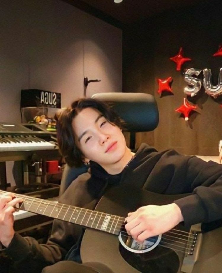 3 photos of BTS' Suga that confirm he doesn't need makeup at all