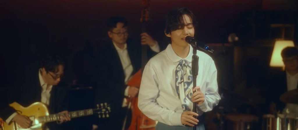 BTS' Taehyung appears singing along with a beautiful woman