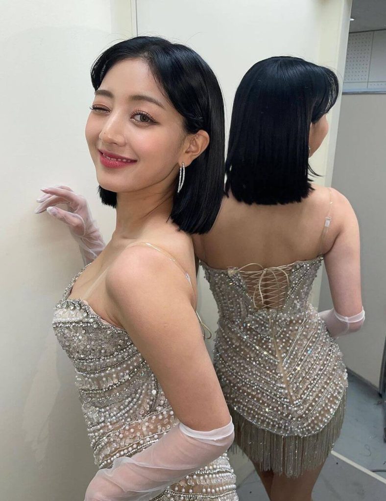 Jihyo surprises after revealing that she has showered with all the TWICE members