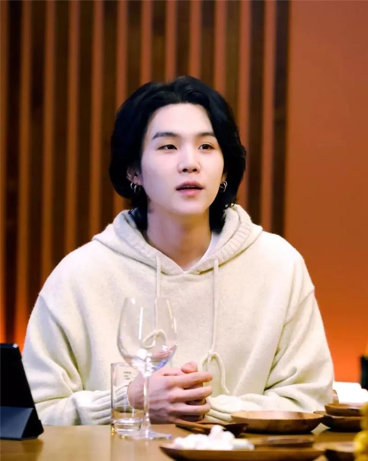 Suga pays tribute to BTS members with traditional group ritual