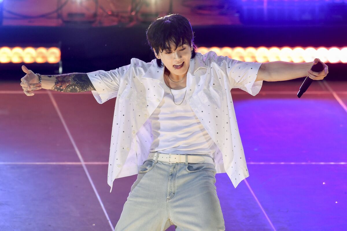 BTS' Jungkook drives his ARMYs crazy with sexy dance moves for 'SEVEN'