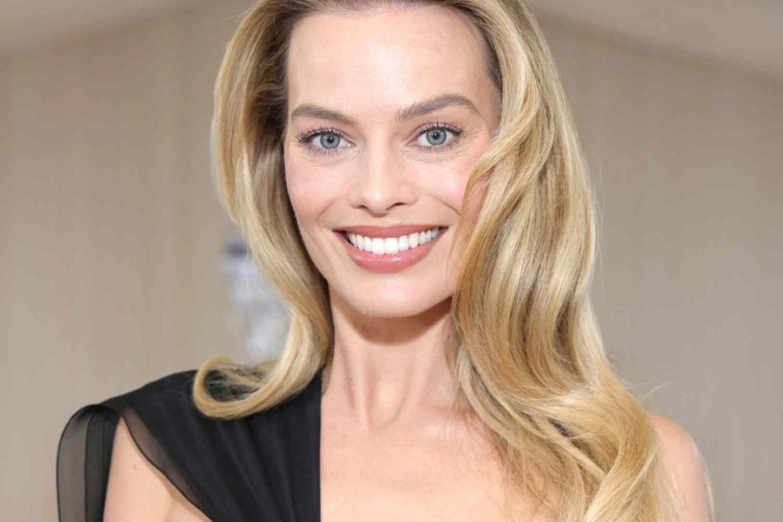 Watch Margot Robbie interact with a fan in sign language