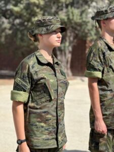 Princess Leonor already wears military uniform and the first images ...