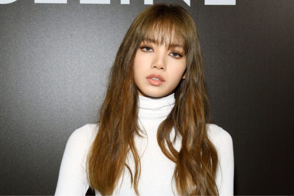 BLACKPINK's Lisa concludes her first performance at the cabaret "Crazy ...