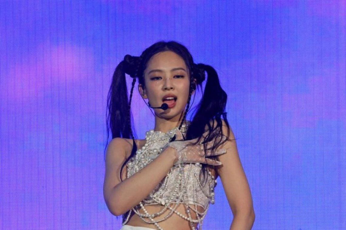 Jennie of BLACKPINK holds back tears at BLACKPINK's final show, amid ...