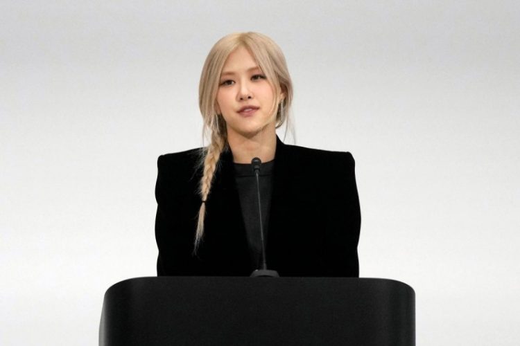 Rosé of BLACKPINK gives a speech at an important event in the United States