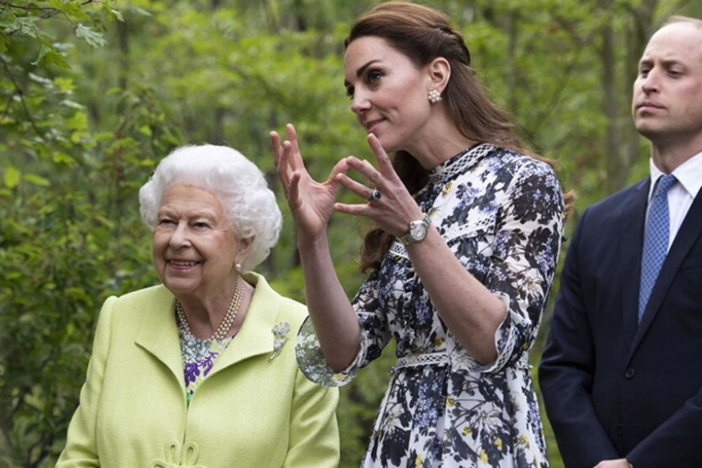 Kate Middleton caught on camera making an important bowing gesture