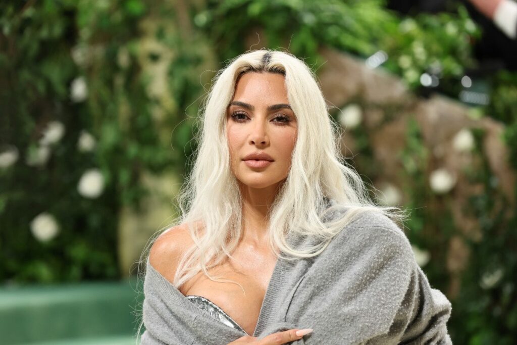Kim Kardashian makes a hilarious reenactment of viral meme with Andrea ...