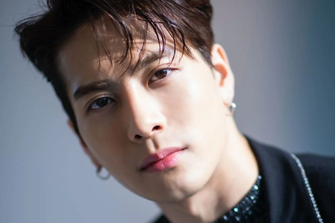 GOT7’s Jackson Wang shows off his sculptured body