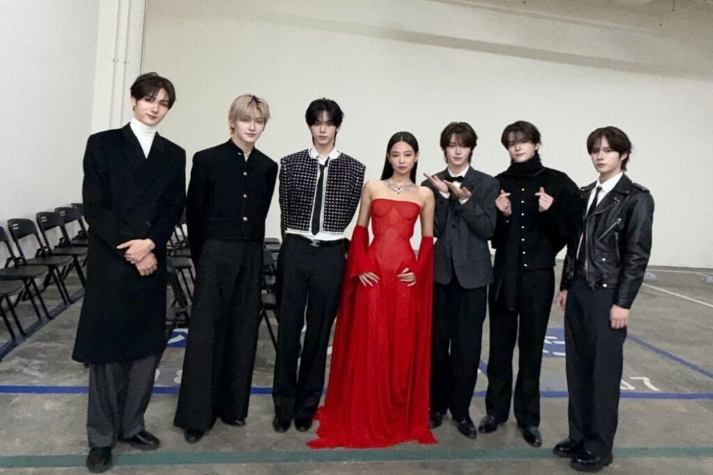 TWS shares a new photograph with BLACKPINK’s Jennie at the Golden Disc ...