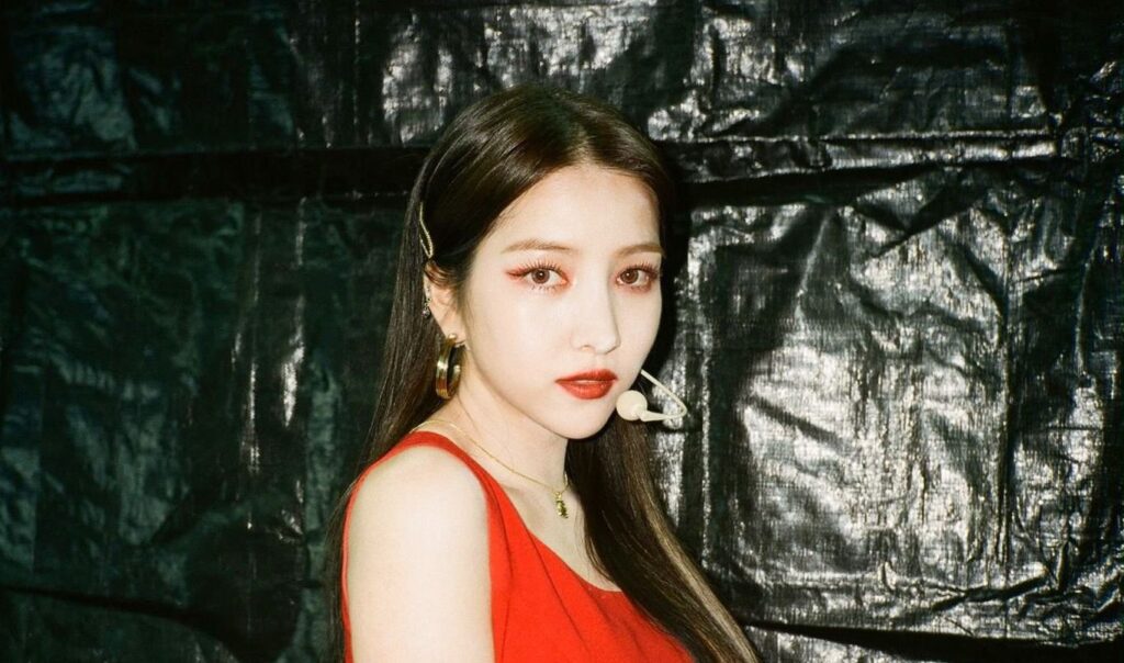 Sowon de Gfriend bajo fuego por fotografiarse acariciando la estatua de ...