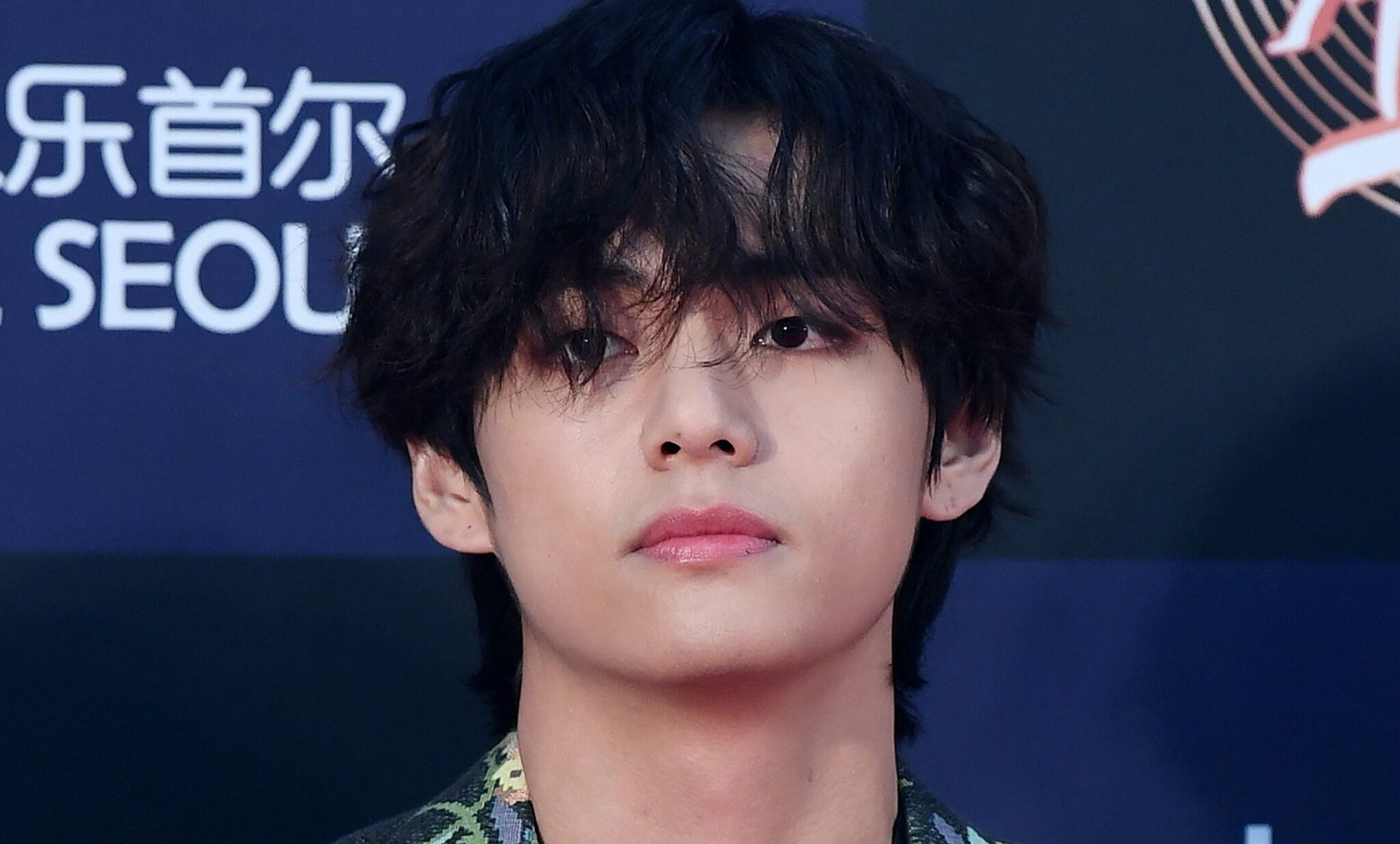 V de BTS revela la fecha de lanzamiento de su mixtape en solitario y ...