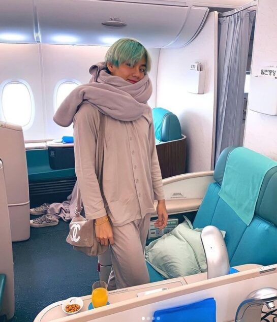 Así se comporta BTS cuando está en un avión a 20 mil pies de altura ...