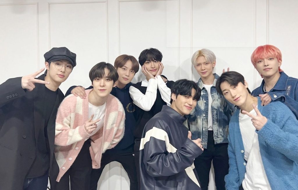 ATEEZ demuestra su verdadera personalidad al tratar a una empleada de ...