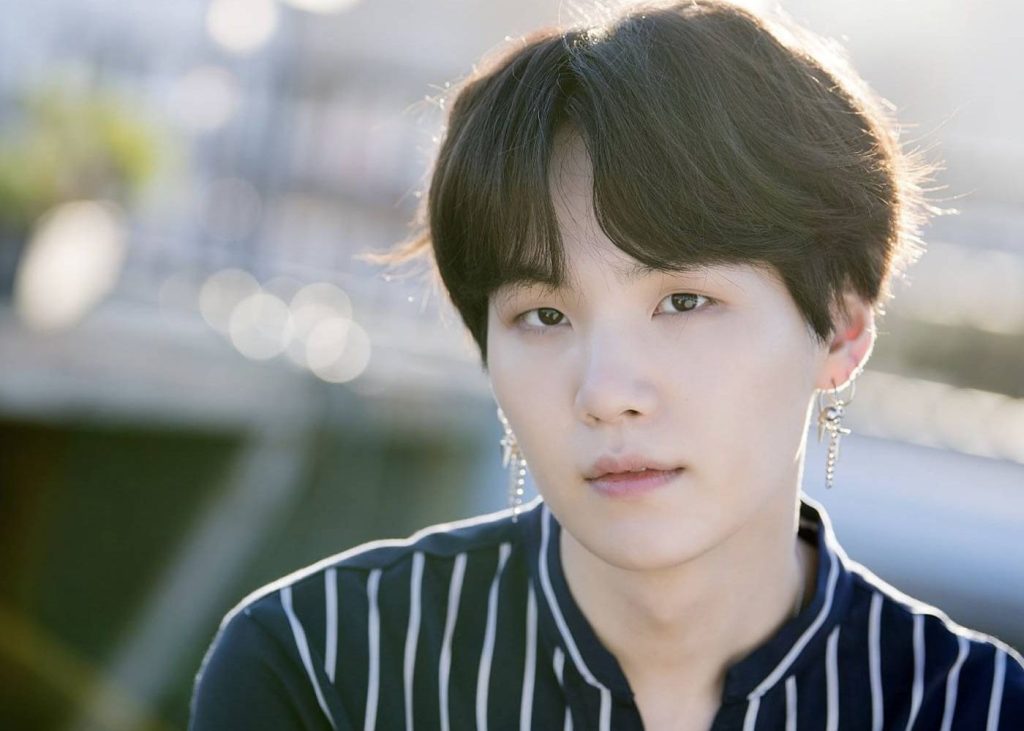 Suga de BTS hace adorables regalos de madera para los miembros