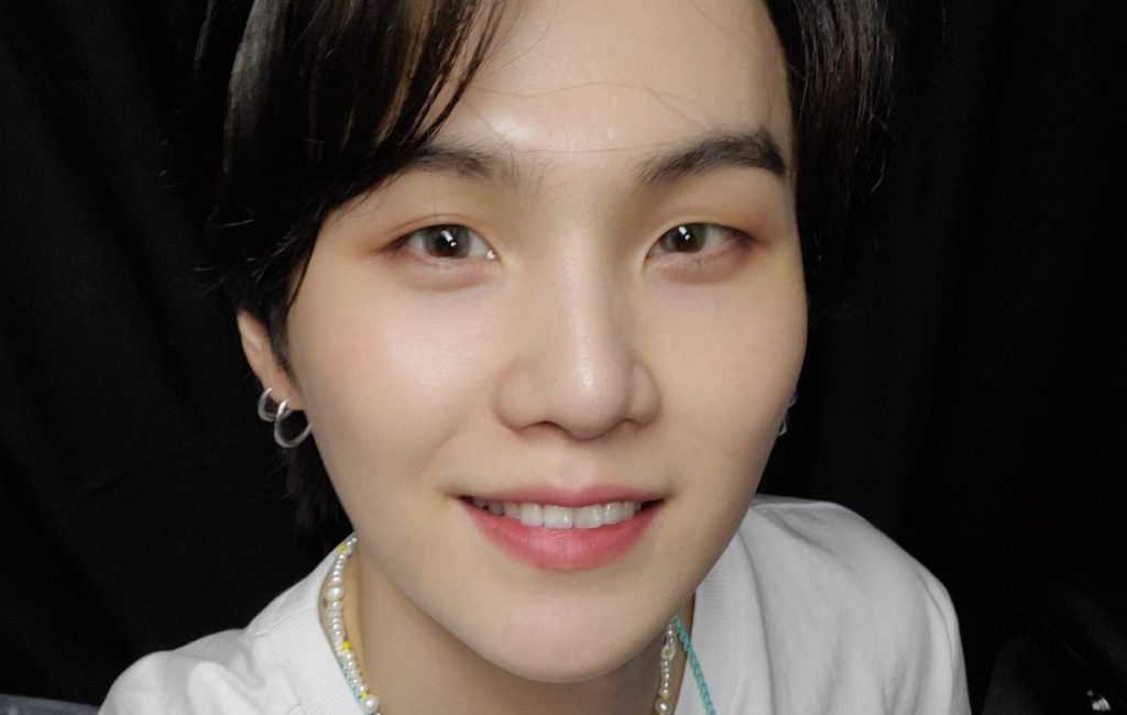 Suga de BTS roba alientos al presumir sus musculosos brazos en Estados ...