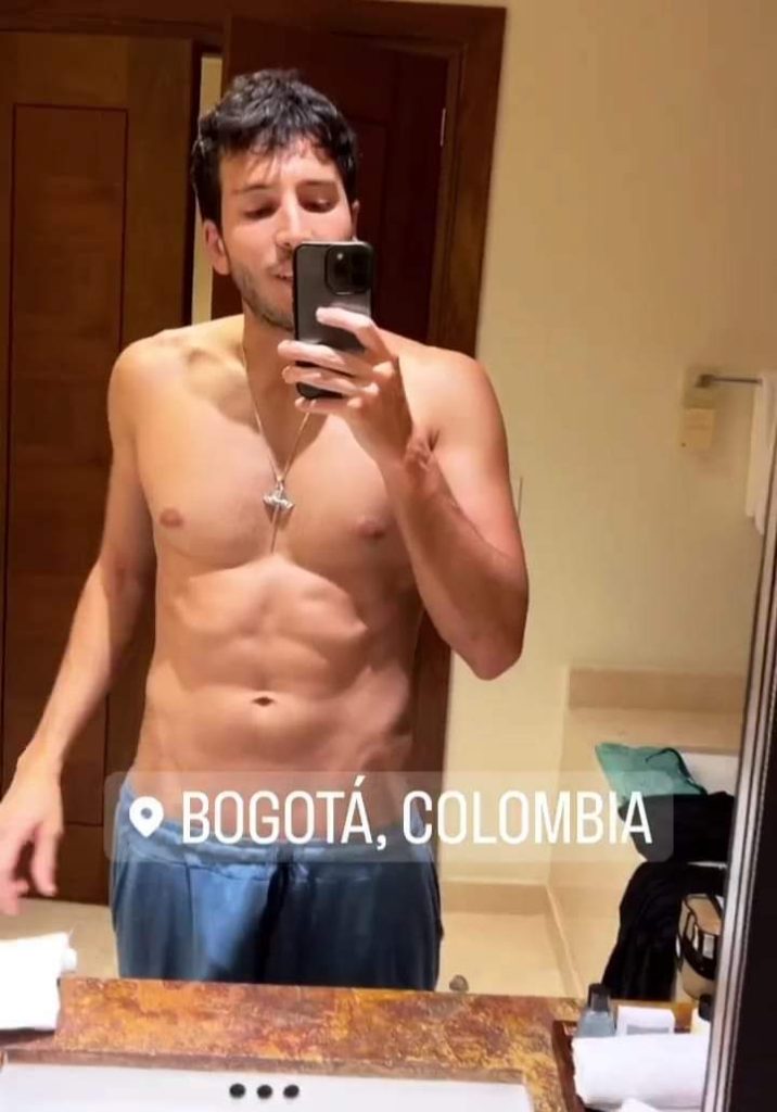 Sebastián Yatra muestra su miembro en dos fotografías y sacude las redes