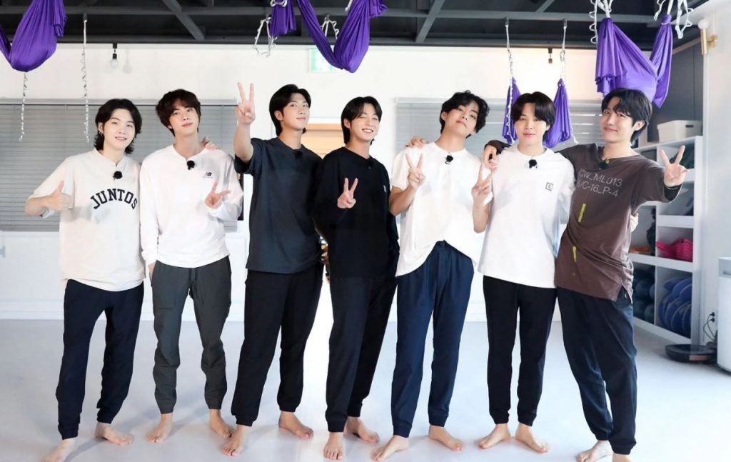 Los miembros de BTS se excitan al ver el físico de su instructor de Yoga