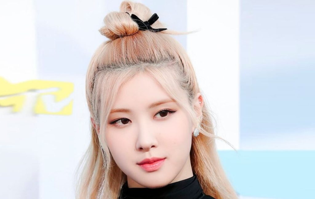 Rosé de BLACKPINK tiene romántica cena en Europa con una hermosa chica