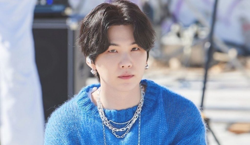 VIDEO: Suga de BTS muestra como besa