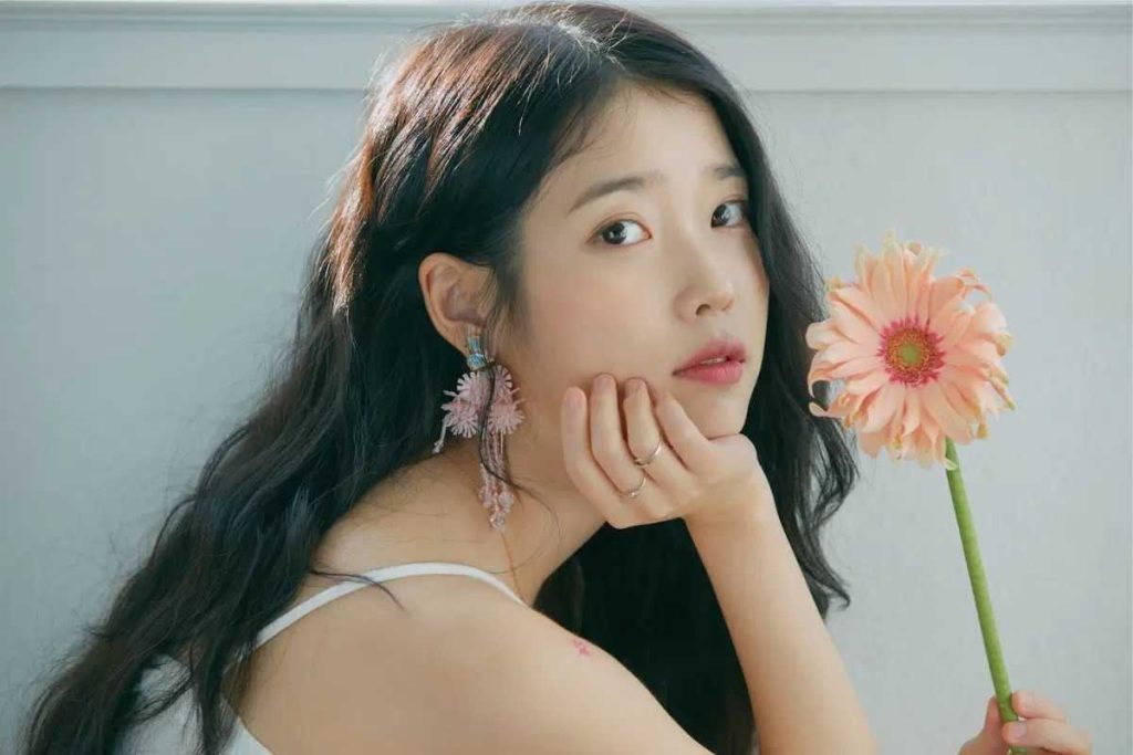Así fué como IU se defendió de los fans de BTS que la atacan en redes ...