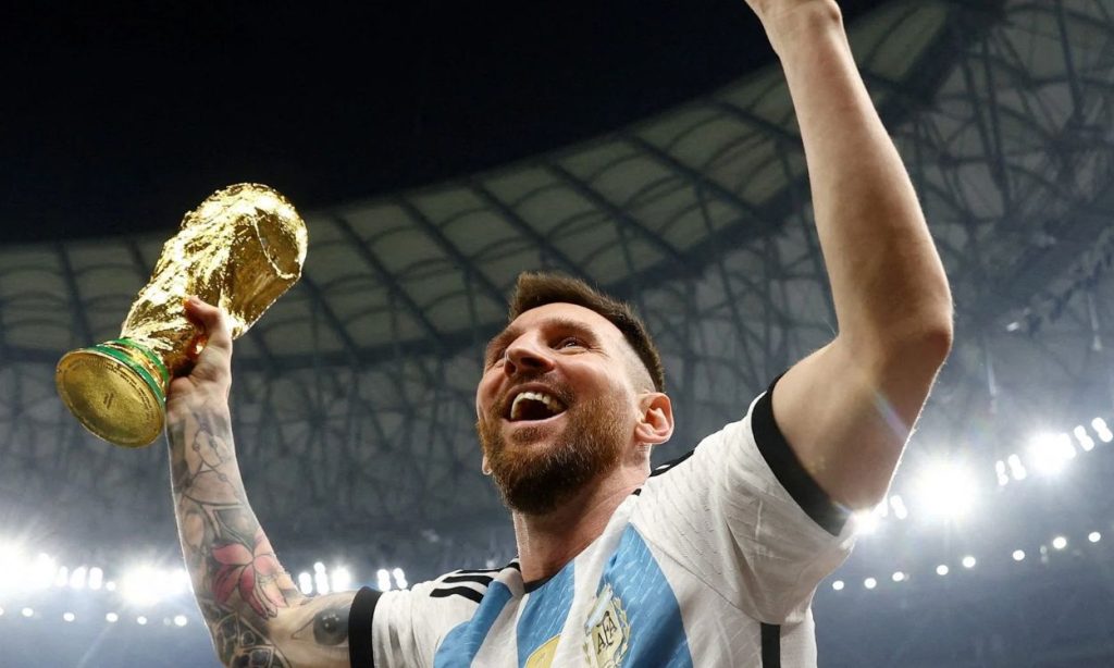 Messi encanta a la Internet con tiernas fotos junto al trofeo del mundial