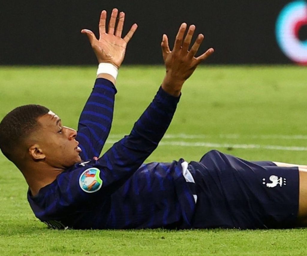 Captaron a Kylian Mbappé dándose autoplacer en un camerino de París
