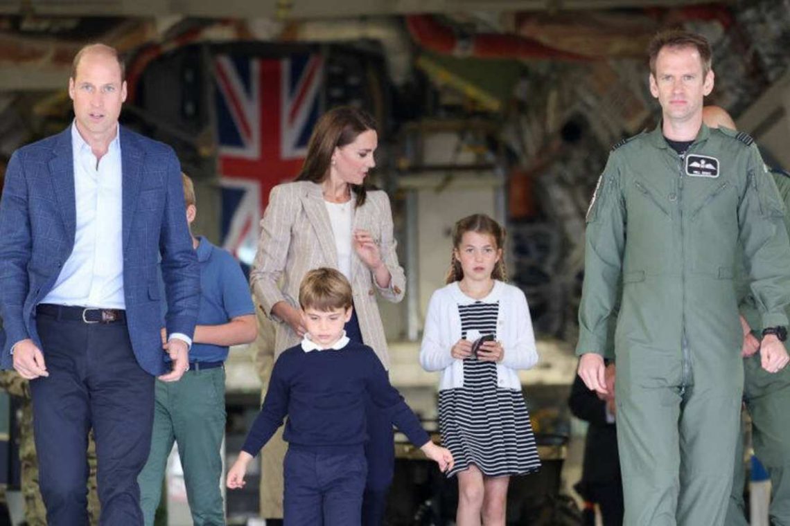 Kate Middleton, el príncipe William y sus hijos disfrutan de un espectaculo aéreo