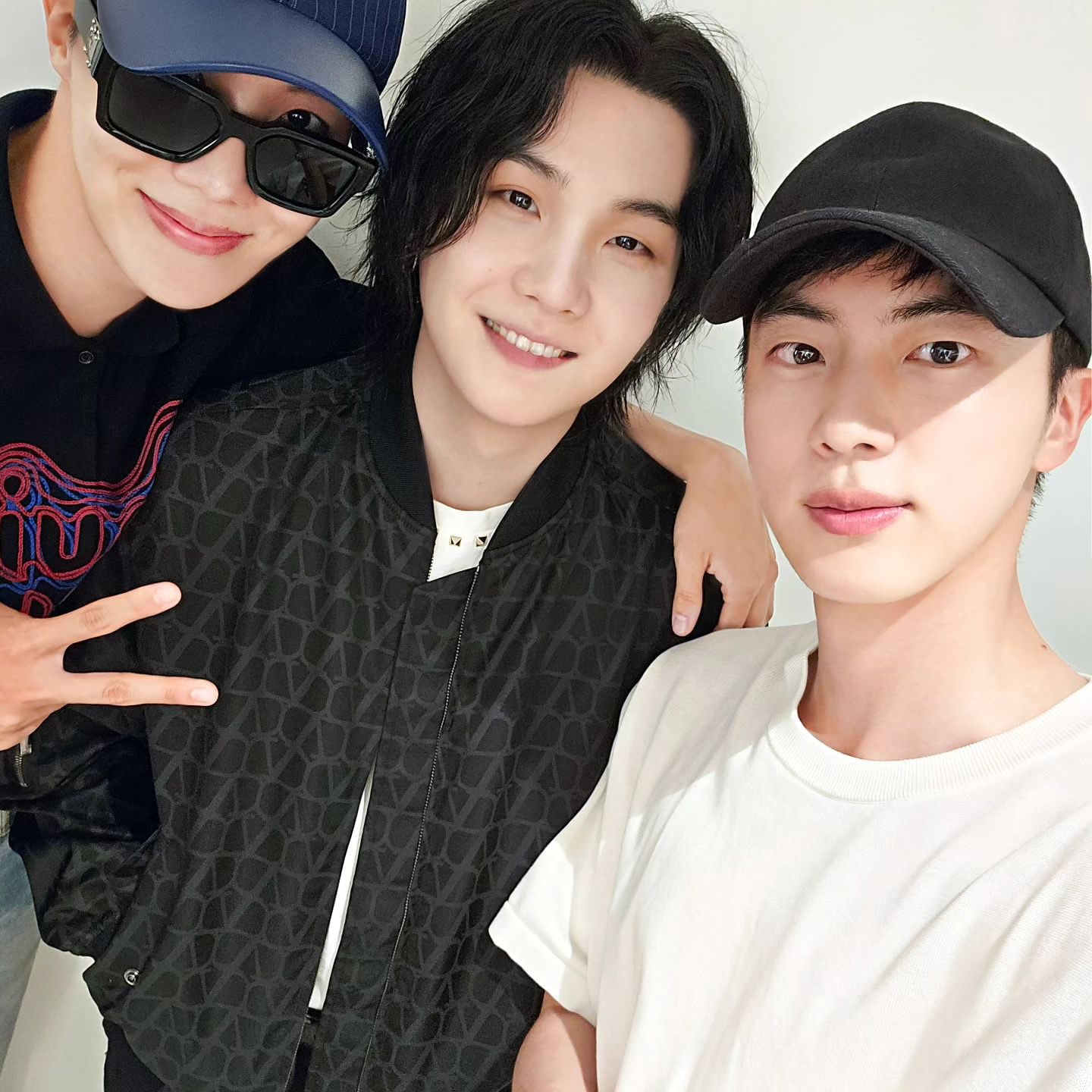 Jin, J-Hope y RM tuvieron conmovedora reunión con Suga tras su último concierto