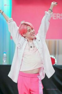 Las tres fotos de Jimin de BTS dónde confirma que el color rosa le ...