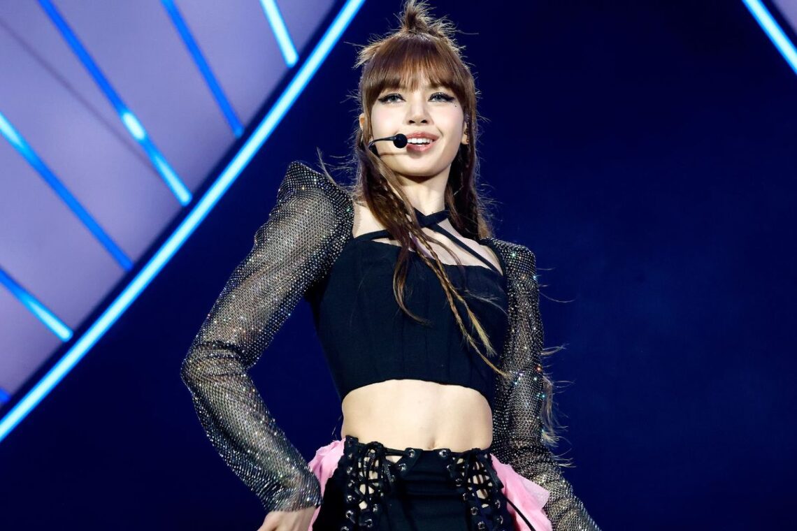 Lisa de BLACKPINK sorprende al continuar su show con su vestuario ...
