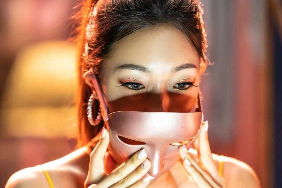 La escena improvisada de la serie Netflix "Mask Girl" que ha impactado ...