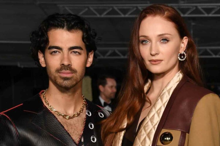 Sophie Turner y sus dos hijas vistas dando un paseo en New York en ...