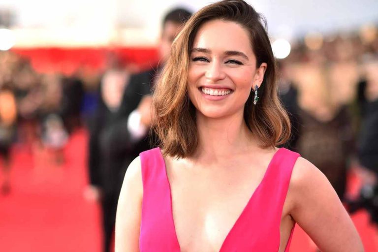 Emilia Clarke elegida por el rey Carlos III para recibir honores ...