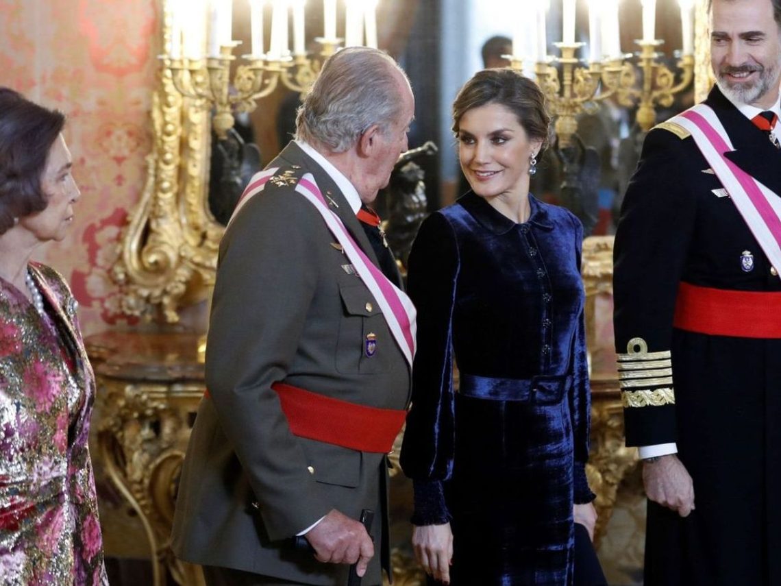 La familia real española le ofreció un cheque en blanco a la reina ...