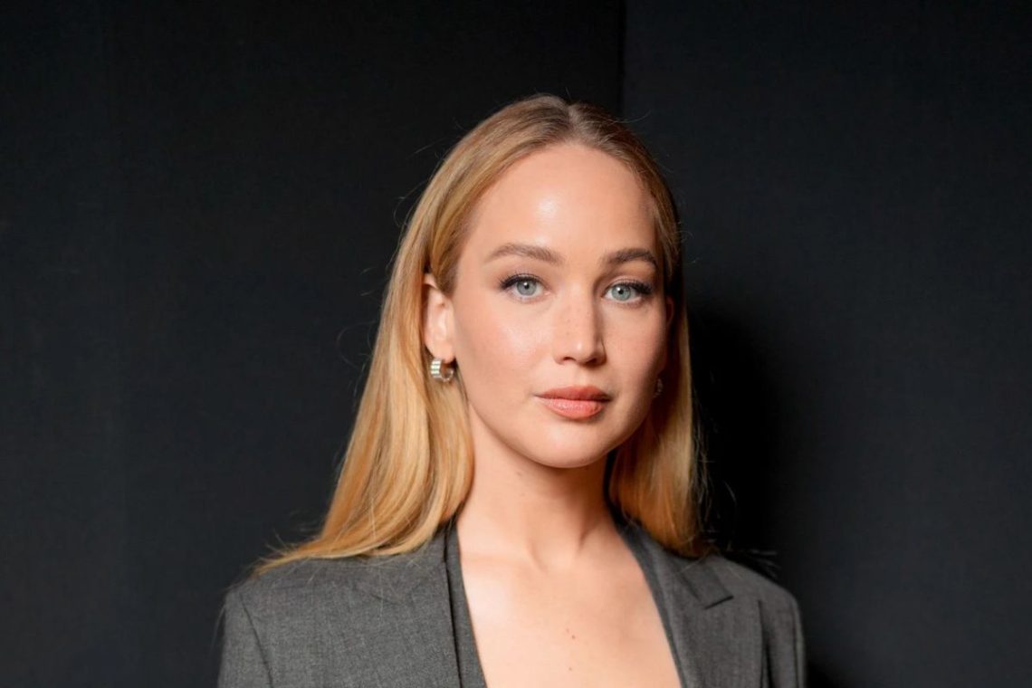 Jennifer Lawrence luce un sensacional outfit clásico de la sastrería ...