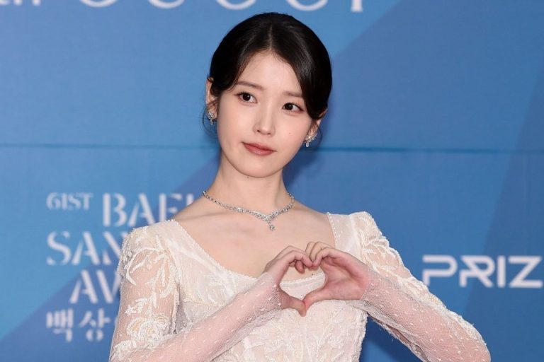 IU sorprende a sus fans con nuevo y divertido video jugando Minecraft