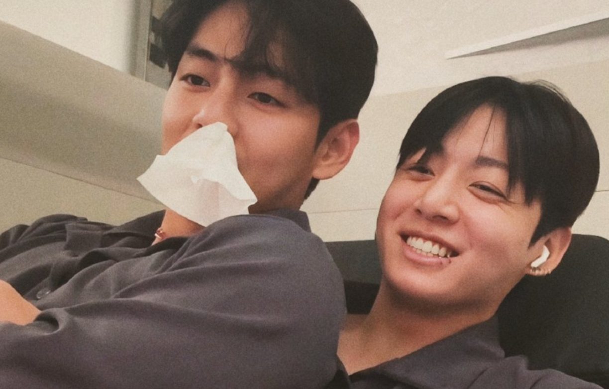 Taehyung de BTS se recuesta sobre Jungkook y protagonizan un momento adorable en pleno vuelo